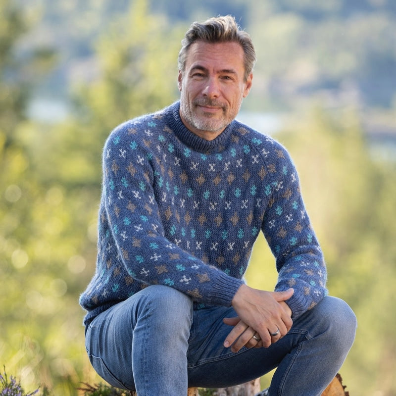 Strikk The Look: Prudie-genser jeansblå, herre – Strikkemani.no